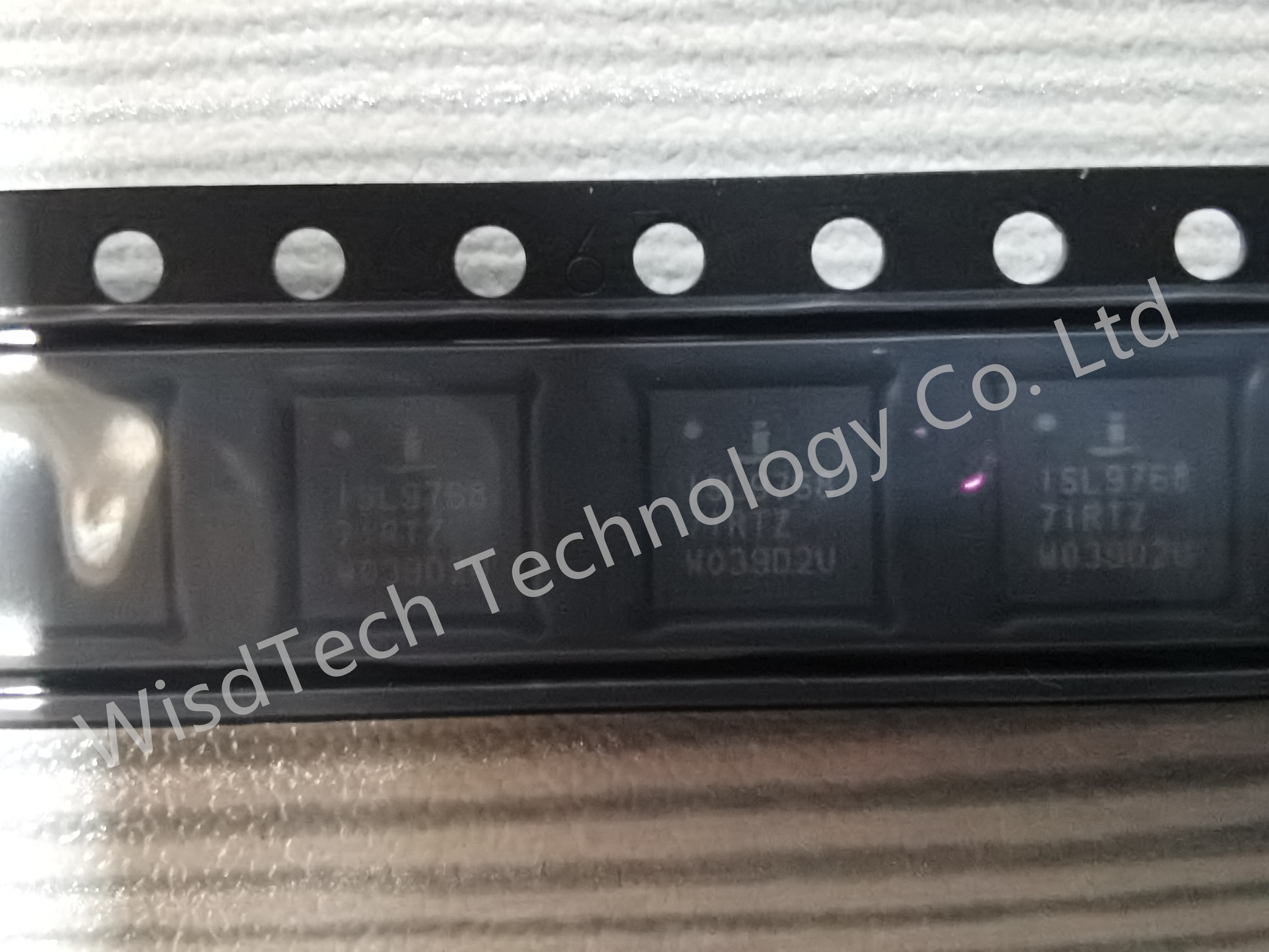 ISL97687IRTZ-TS2705 4-Channel LED Driver with Phase Shift Control and ...